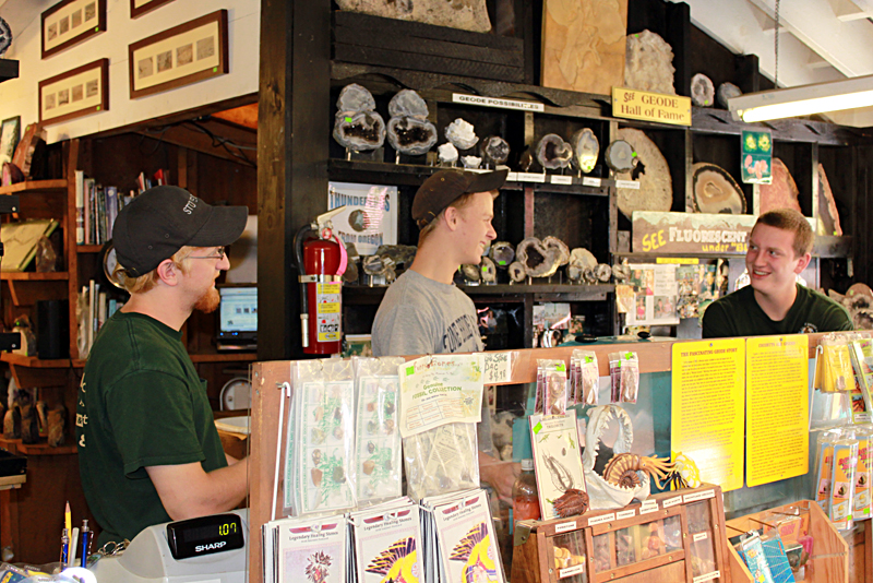 Rock Shop - Natural Stone Bridge & Caves