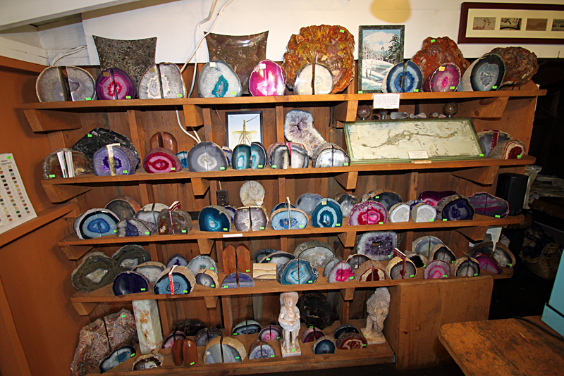 Rock Shop - Natural Stone Bridge & Caves